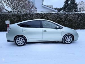 Green Toyota Prius 2008 in Vilnius, with an engine capacity of 1.50 L and mileage of 411 thousand km for 2750 €, photo 4 on AUTOMOTO.COM.LV