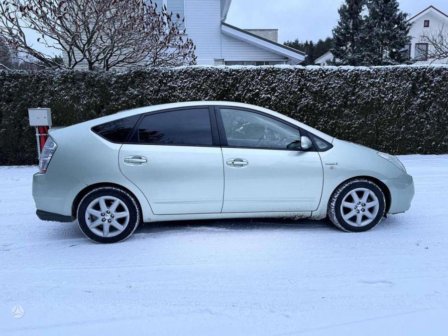 Green Toyota Prius 2008 in Vilnius, with an engine capacity of 1.50 L and mileage of 411 thousand km for 2750 €, photo 4 on AUTOMOTO.COM.LV