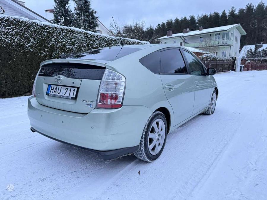 Green Toyota Prius 2008 in Vilnius, with an engine capacity of 1.50 L and mileage of 411 thousand km for 2750 €, photo 5 on AUTOMOTO.COM.LV