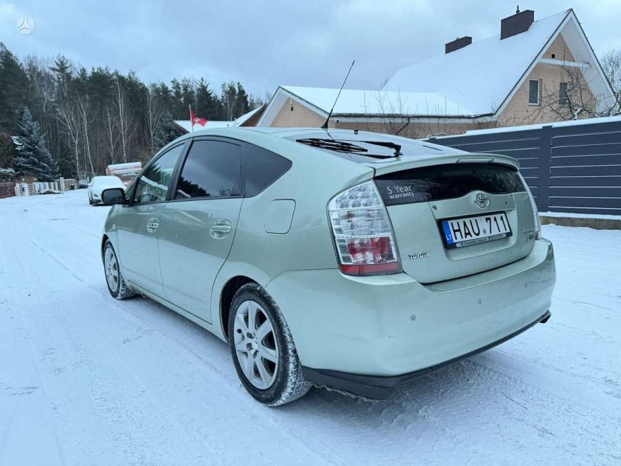 Green Toyota Prius 2008 in Vilnius, with an engine capacity of 1.50 L and mileage of 411 thousand km for 2750 €, photo 7 on AUTOMOTO.COM.LV