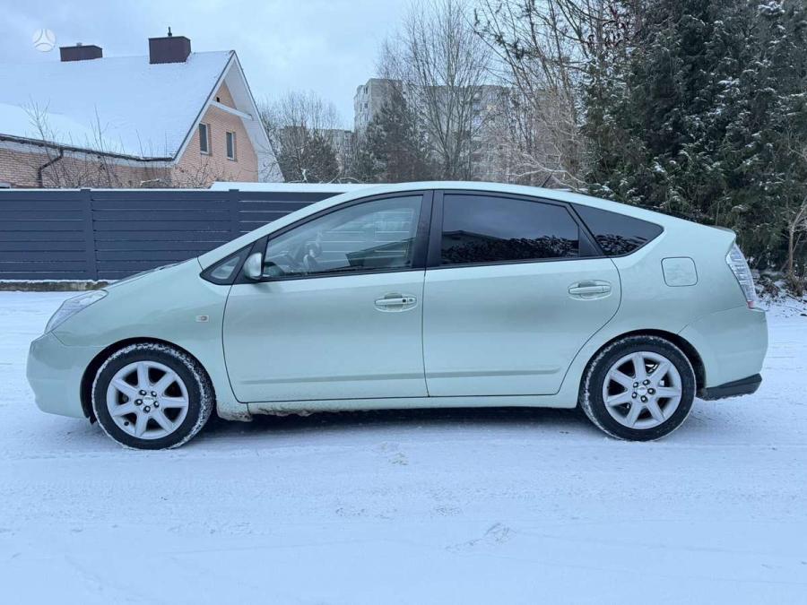 Green Toyota Prius 2008 in Vilnius, with an engine capacity of 1.50 L and mileage of 411 thousand km for 2750 €, photo 8 on AUTOMOTO.COM.LV