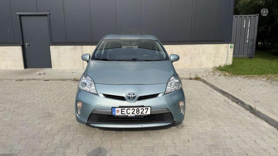 Green Toyota Prius 2014 in Vilnius, with an engine capacity of 1.80 L and mileage of 212 thousand km for 7350 €, photo 3 on AUTOMOTO.COM.LV