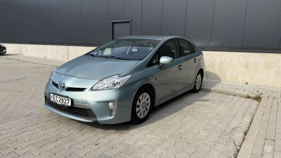 Green Toyota Prius 2014 in Vilnius, with an engine capacity of 1.80 L and mileage of 212 thousand km for 7350 €, photo 4 on AUTOMOTO.COM.LV