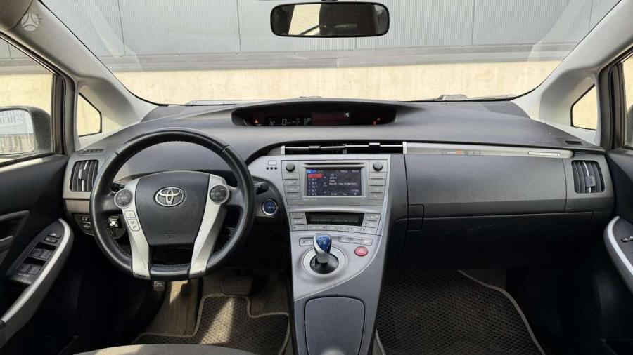 Green Toyota Prius 2014 in Vilnius, with an engine capacity of 1.80 L and mileage of 212 thousand km for 7350 €, photo 12 on AUTOMOTO.COM.LV