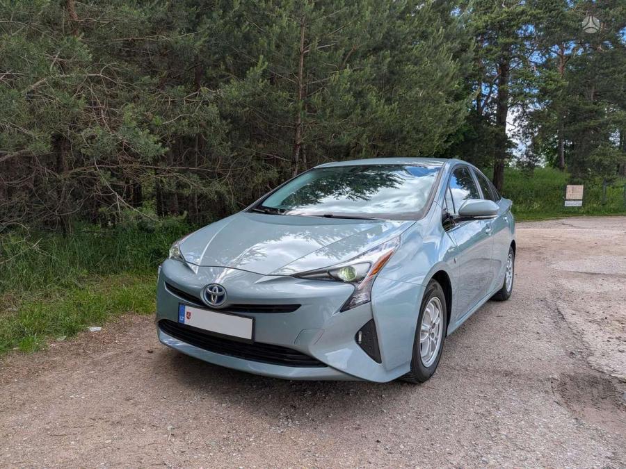 Green Toyota Prius 2017 in Vilnius, with an engine capacity of 1.80 L and mileage of 133 thousand km for 12490 €, photo 1 on AUTOMOTO.COM.LV