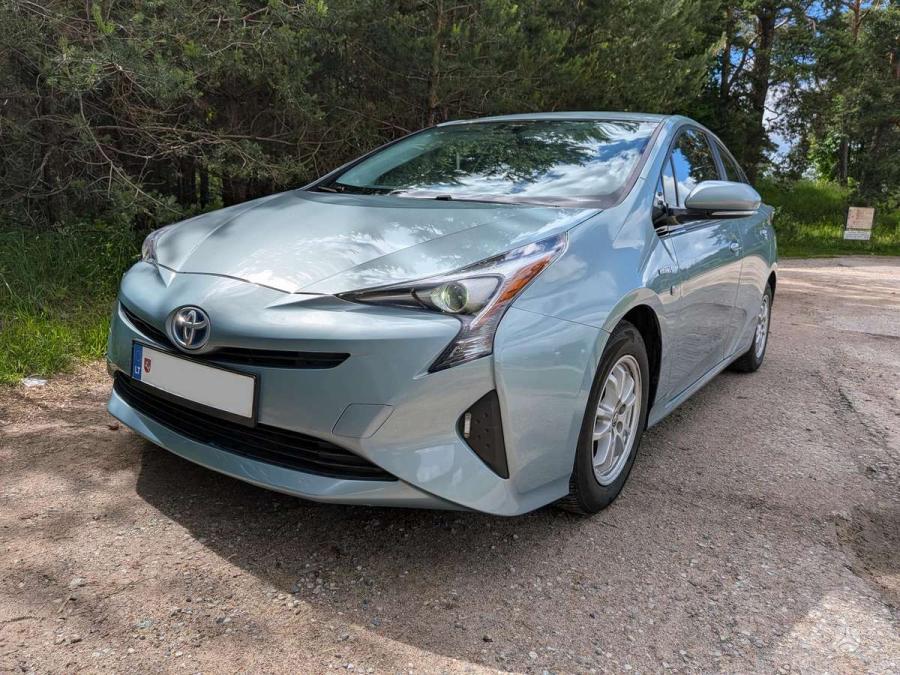 Green Toyota Prius 2017 in Vilnius, with an engine capacity of 1.80 L and mileage of 133 thousand km for 12490 €, photo 3 on AUTOMOTO.COM.LV