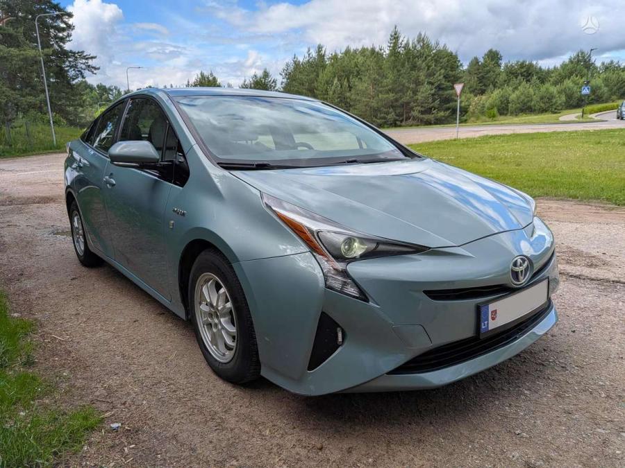 Green Toyota Prius 2017 in Vilnius, with an engine capacity of 1.80 L and mileage of 133 thousand km for 12490 €, photo 4 on AUTOMOTO.COM.LV