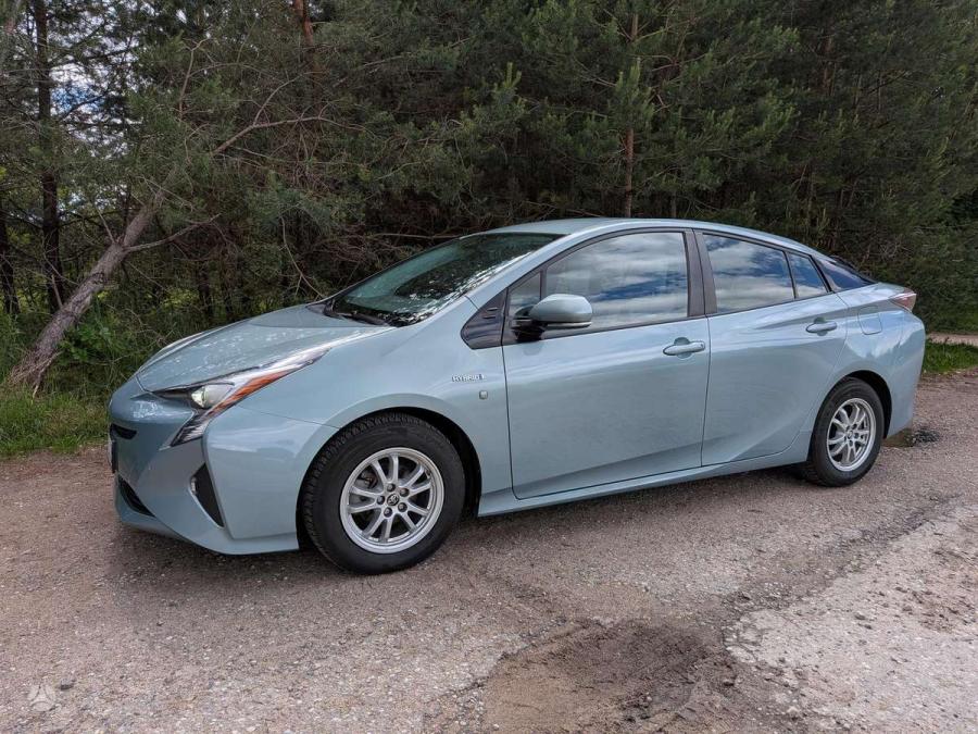 Green Toyota Prius 2017 in Vilnius, with an engine capacity of 1.80 L and mileage of 133 thousand km for 12490 €, photo 5 on AUTOMOTO.COM.LV