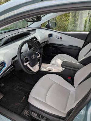 Green Toyota Prius 2017 in Vilnius, with an engine capacity of 1.80 L and mileage of 133 thousand km for 12490 €, photo 8 on AUTOMOTO.COM.LV