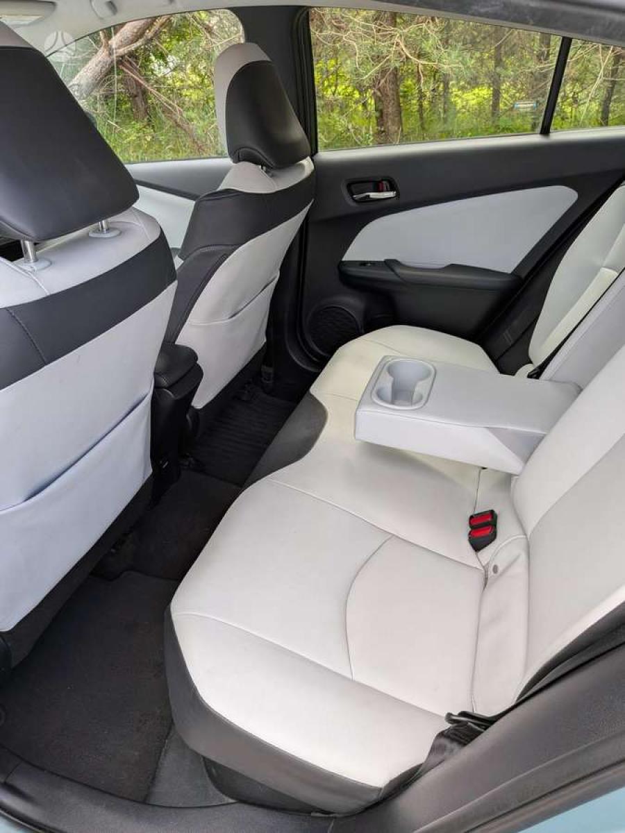 Green Toyota Prius 2017 in Vilnius, with an engine capacity of 1.80 L and mileage of 133 thousand km for 12490 €, photo 9 on AUTOMOTO.COM.LV