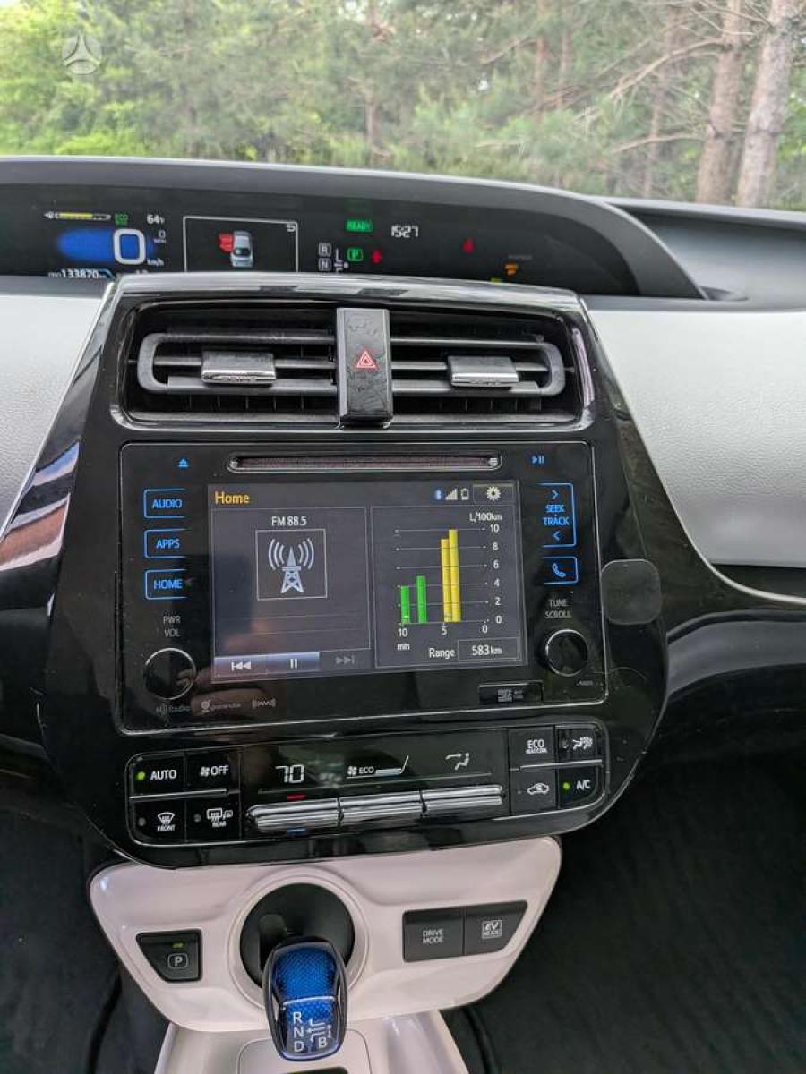 Green Toyota Prius 2017 in Vilnius, with an engine capacity of 1.80 L and mileage of 133 thousand km for 12490 €, photo 10 on AUTOMOTO.COM.LV