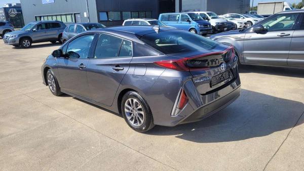 Toyota Prius 2018 in Marijampole on AUTOMOTO.COM.LV Green Toyota Prius 2018 in Marijampole, with an engine capacity of 1.80 L and mileage of 185 thousand km for 13800 €, photo 6 on AUTOMOTO.COM.LV