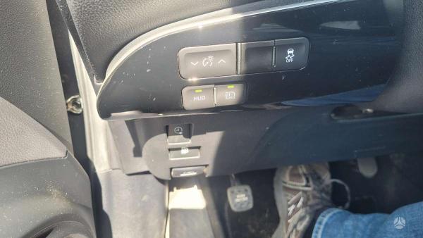 Toyota Prius 2018 in Marijampole on AUTOMOTO.COM.LV Green Toyota Prius 2018 in Marijampole, with an engine capacity of 1.80 L and mileage of 185 thousand km for 13800 €, photo 9 on AUTOMOTO.COM.LV
