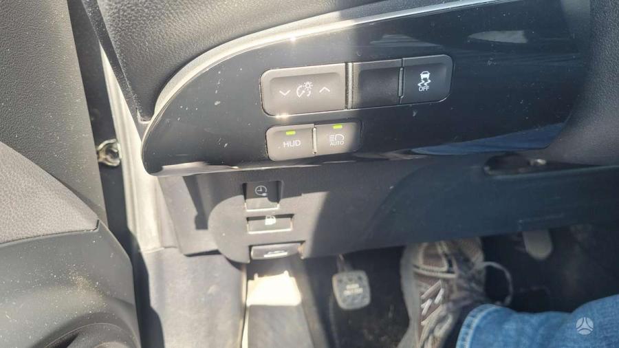 Zaļš Toyota Prius 2018 Marijampole, ar dzinēja tilpumu 1.80 L un nobraukumu 185 tūkst. km par 13800 €, foto 9 vietnē AUTOMOTO.COM.LV