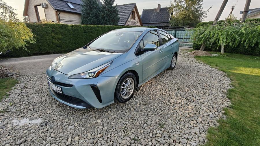 Green Toyota Prius 2019 in Jonava, with an engine capacity of 1.80 L and mileage of 105 thousand km for 13300 €, photo 1 on AUTOMOTO.COM.LV