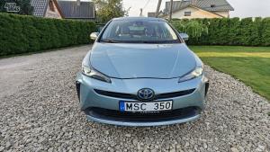 Green Toyota Prius 2019 in Jonava, with an engine capacity of 1.80 L and mileage of 105 thousand km for 13300 €, photo 3 on AUTOMOTO.COM.LV