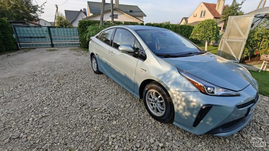 Green Toyota Prius 2019 in Jonava, with an engine capacity of 1.80 L and mileage of 105 thousand km for 13300 €, photo 4 on AUTOMOTO.COM.LV