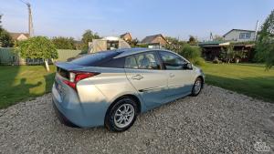Green Toyota Prius 2019 in Jonava, with an engine capacity of 1.80 L and mileage of 105 thousand km for 13300 €, photo 5 on AUTOMOTO.COM.LV