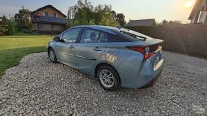 Green Toyota Prius 2019 in Jonava, with an engine capacity of 1.80 L and mileage of 105 thousand km for 13300 €, photo 7 on AUTOMOTO.COM.LV