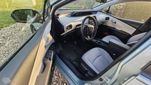 Green Toyota Prius 2019 in Jonava, with an engine capacity of 1.80 L and mileage of 105 thousand km for 13300 €, photo 8 on AUTOMOTO.COM.LV