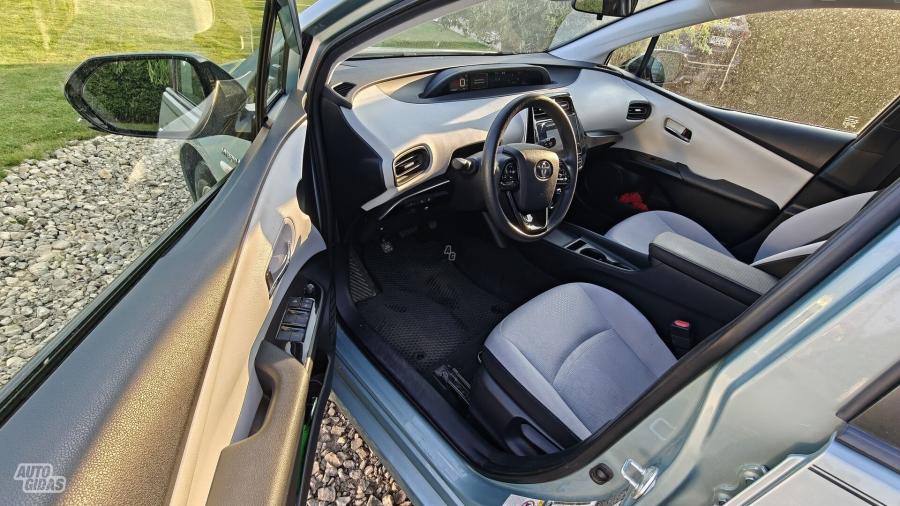 Green Toyota Prius 2019 in Jonava, with an engine capacity of 1.80 L and mileage of 105 thousand km for 13300 €, photo 8 on AUTOMOTO.COM.LV