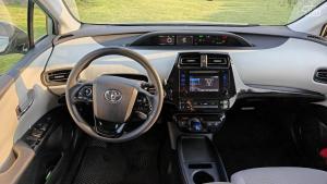 Green Toyota Prius 2019 in Jonava, with an engine capacity of 1.80 L and mileage of 105 thousand km for 13300 €, photo 12 on AUTOMOTO.COM.LV