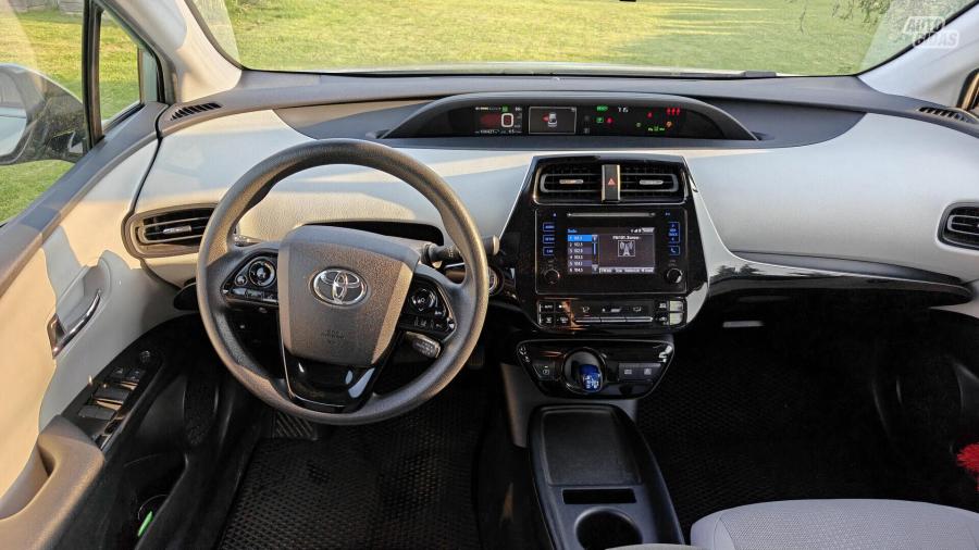 Green Toyota Prius 2019 in Jonava, with an engine capacity of 1.80 L and mileage of 105 thousand km for 13300 €, photo 12 on AUTOMOTO.COM.LV