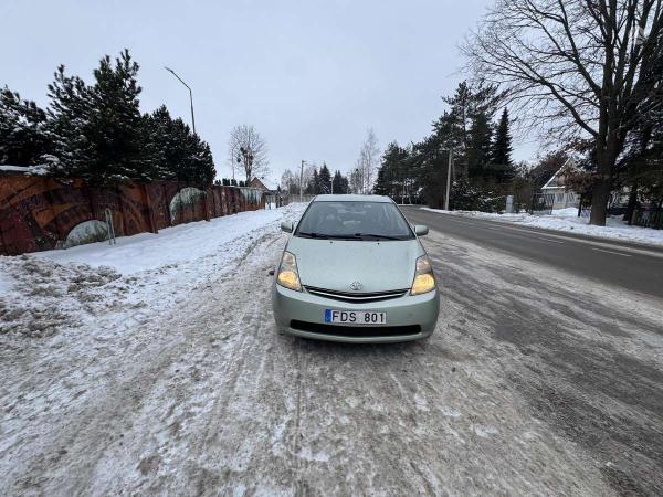 Green Toyota Prius 2008 in Kaunas, with an engine capacity of 1.50 L and mileage of 270 thousand km for 3700 €, photo 4 on AUTOMOTO.COM.LV