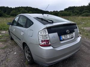 Grey Toyota Prius 2007 in Kaunas, with an engine capacity of 1.50 L and mileage of 300 thousand km for 1700 €, photo 3 on AUTOMOTO.COM.LV