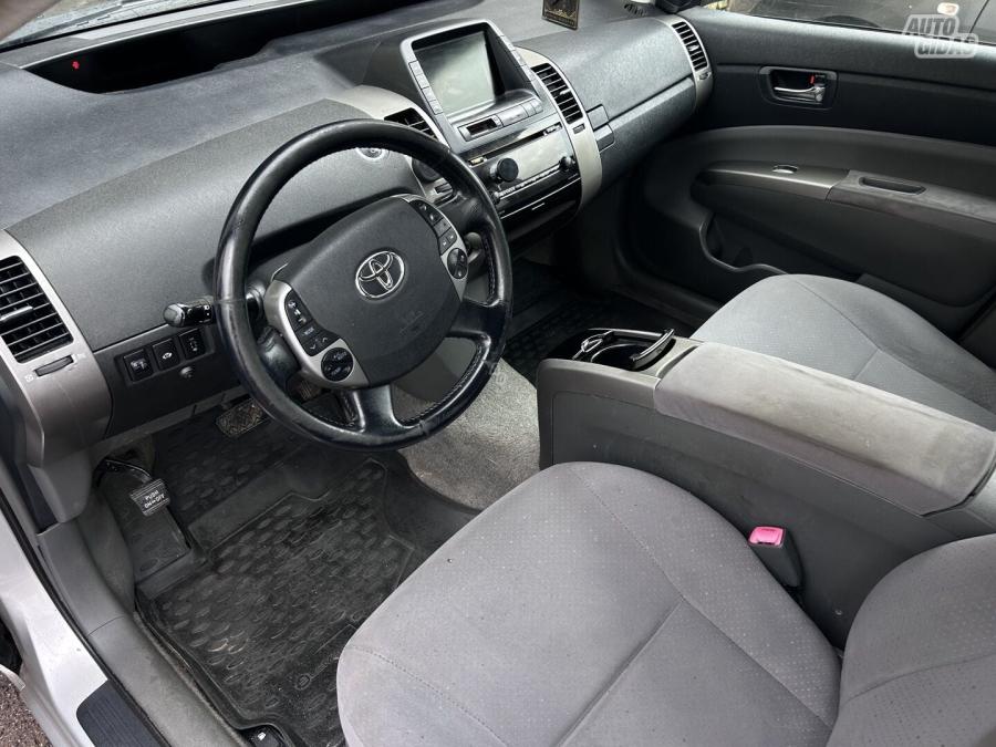 Grey Toyota Prius 2007 in Kaunas, with an engine capacity of 1.50 L and mileage of 300 thousand km for 1700 €, photo 12 on AUTOMOTO.COM.LV