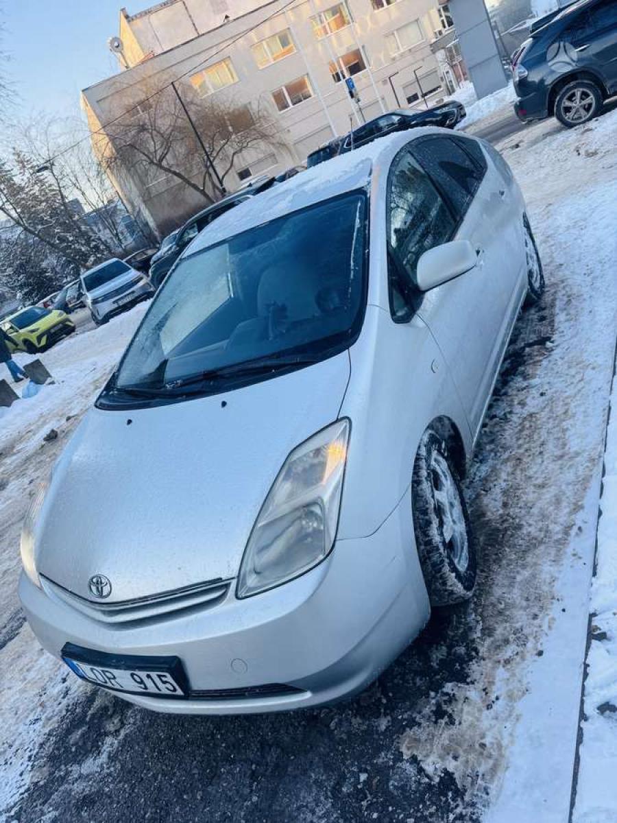Pelēks Toyota Prius 2004 Viļņa, ar dzinēja tilpumu 0.00 L un nobraukumu 297 tūkst. km par 2800 €, foto 2 vietnē AUTOMOTO.COM.LV