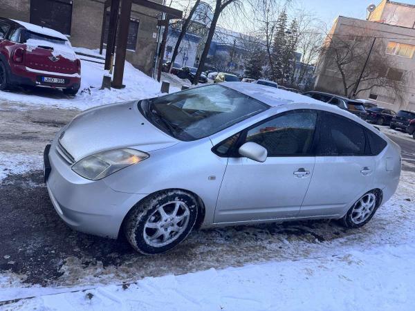 Grey Toyota Prius 2004 in Vilnius, with an engine capacity of 0.00 L and mileage of 297 thousand km for 2800 €, photo 3 on AUTOMOTO.COM.LV
