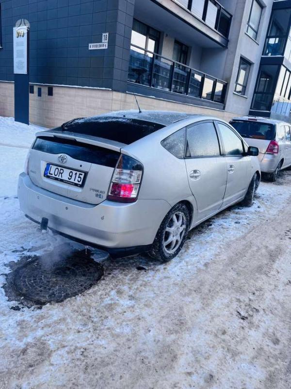Grey Toyota Prius 2004 in Vilnius, with an engine capacity of 0.00 L and mileage of 297 thousand km for 2800 €, photo 4 on AUTOMOTO.COM.LV