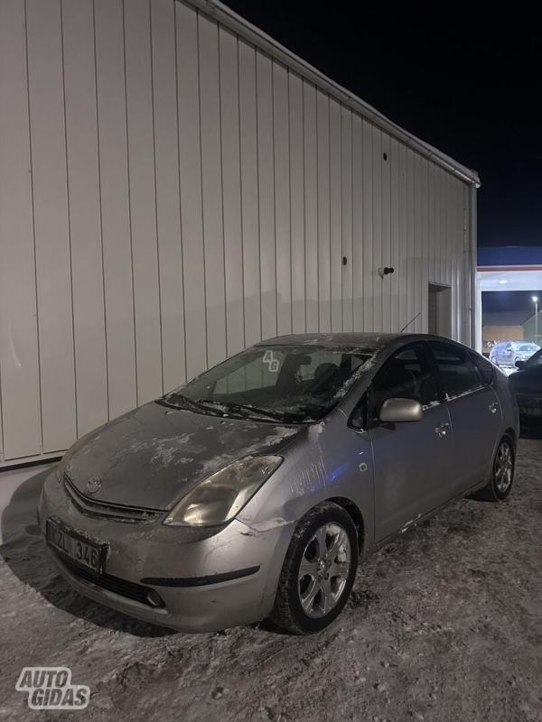 Pelēks Toyota Prius 2004 Jonava, ar dzinēja tilpumu 1.50 L un nobraukumu 300 tūkst. km par 1900 €, foto 2 vietnē AUTOMOTO.COM.LV