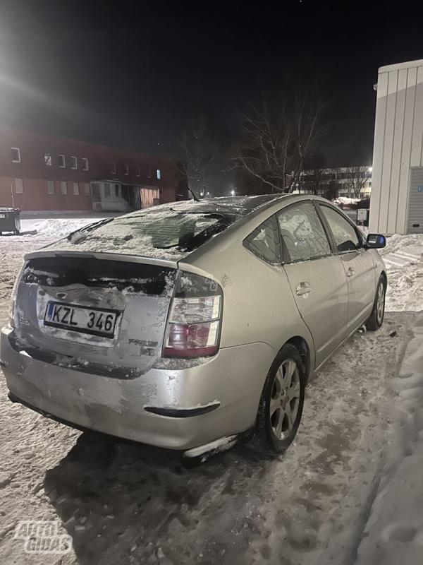 Pelēks Toyota Prius 2004 Jonava, ar dzinēja tilpumu 1.50 L un nobraukumu 300 tūkst. km par 1900 €, foto 3 vietnē AUTOMOTO.COM.LV