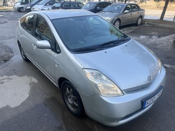 Pelēks Toyota Prius 2004 Kauņa, ar dzinēja tilpumu 1.50 L un nobraukumu 111 tūkst. km par 2600 €, foto 1 vietnē AUTOMOTO.COM.LV