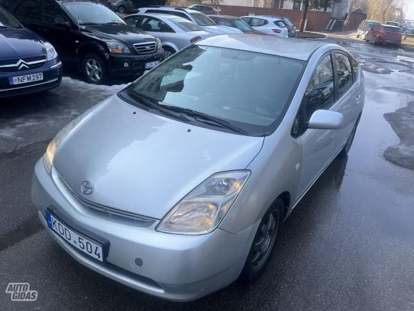 Pelēks Toyota Prius 2004 Kauņa, ar dzinēja tilpumu 1.50 L un nobraukumu 111 tūkst. km par 2600 €, foto 2 vietnē AUTOMOTO.COM.LV