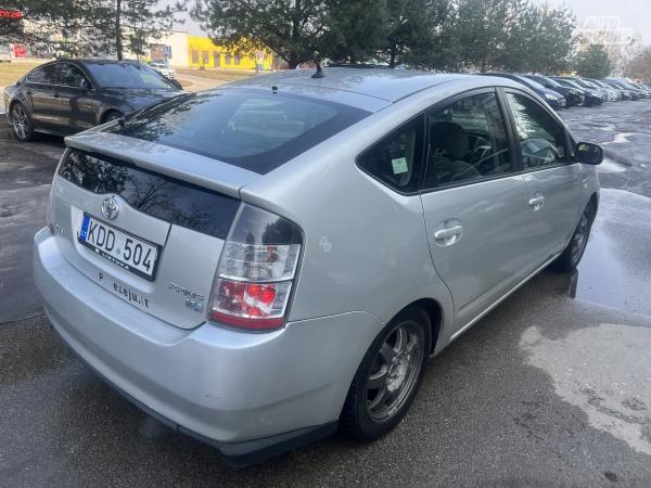 Pelēks Toyota Prius 2004 Kauņa, ar dzinēja tilpumu 1.50 L un nobraukumu 111 tūkst. km par 2600 €, foto 4 vietnē AUTOMOTO.COM.LV