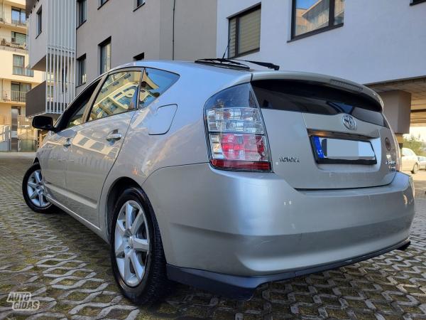 Pelēks Toyota Prius 2004 Viļņa, ar dzinēja tilpumu 1.50 L un nobraukumu 300 tūkst. km par 2450 €, foto 1 vietnē AUTOMOTO.COM.LV