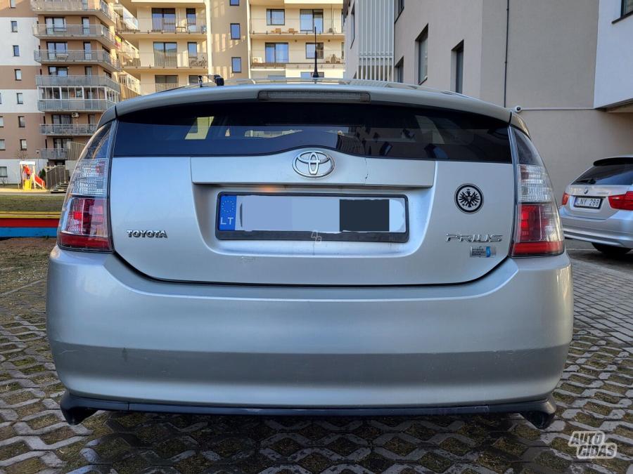 Grey Toyota Prius 2004 in Vilnius, with an engine capacity of 1.50 L and mileage of 300 thousand km for 2450 €, photo 2 on AUTOMOTO.COM.LV
