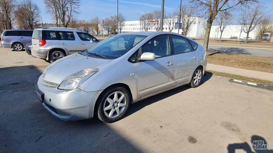 Grey Toyota Prius 2004 in Kaunas, with an engine capacity of 1.50 L and mileage of 1 thousand km for 1450 €, photo 2 on AUTOMOTO.COM.LV