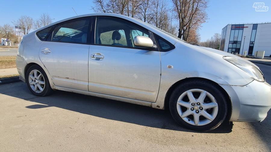 Grey Toyota Prius 2004 in Kaunas, with an engine capacity of 1.50 L and mileage of 1 thousand km for 1450 €, photo 7 on AUTOMOTO.COM.LV