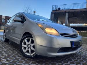 Grey Toyota Prius 2004 in Vilnius, with an engine capacity of 1.50 L and mileage of 320 thousand km for 2250 €, photo 4 on AUTOMOTO.COM.LV