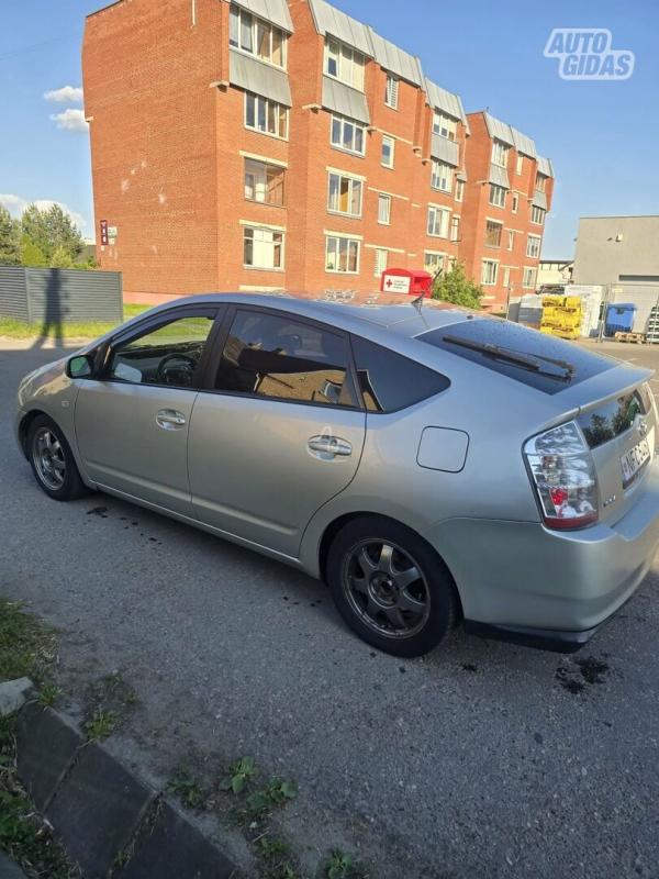 Grey Toyota Prius 2004 in Panevezys, with an engine capacity of 1.50 L and mileage of 400 thousand km for 2200 €, photo 1 on AUTOMOTO.COM.LV