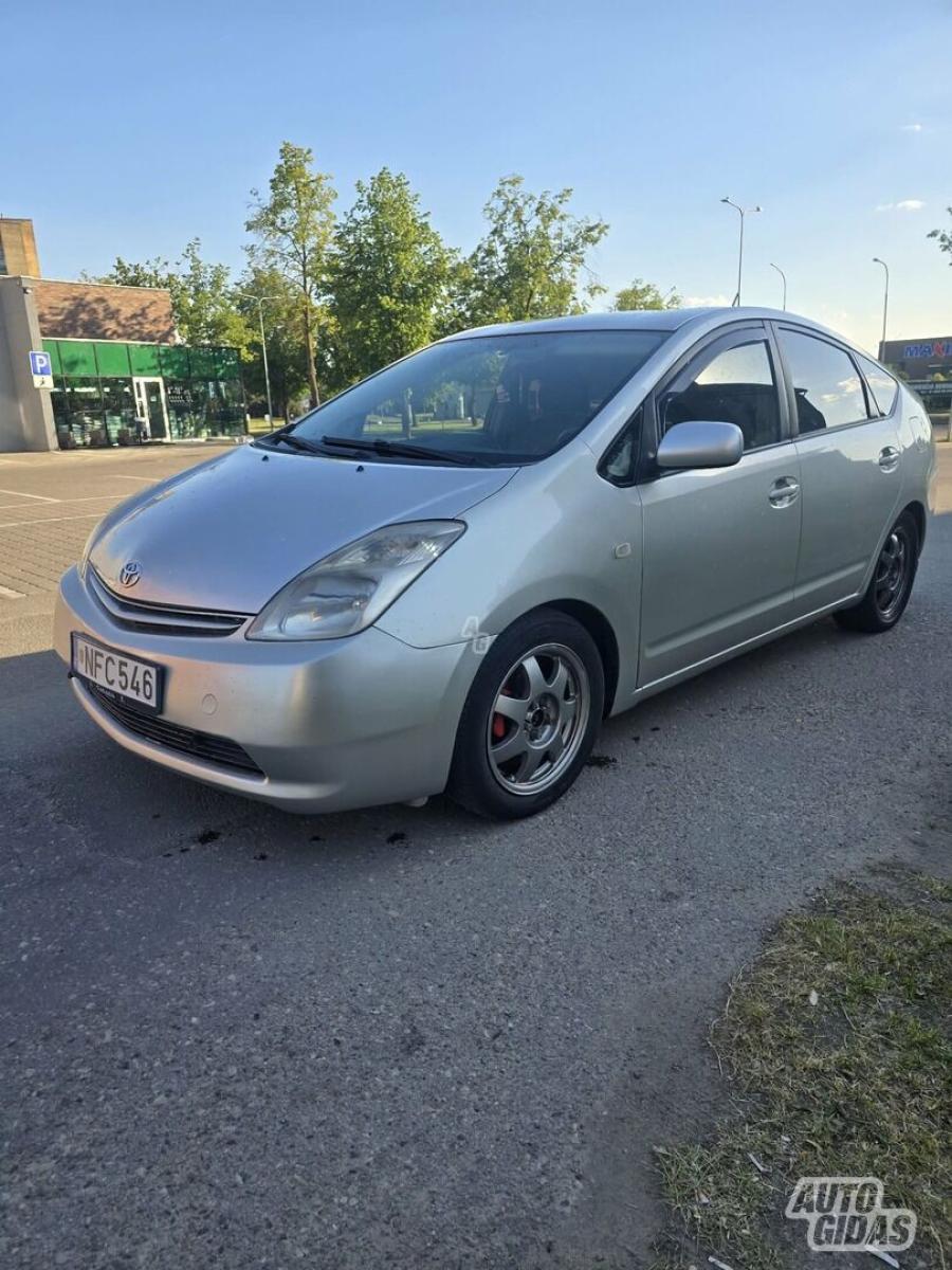 Pelēks Toyota Prius 2004 Panevēža, ar dzinēja tilpumu 1.50 L un nobraukumu 400 tūkst. km par 2200 €, foto 3 vietnē AUTOMOTO.COM.LV