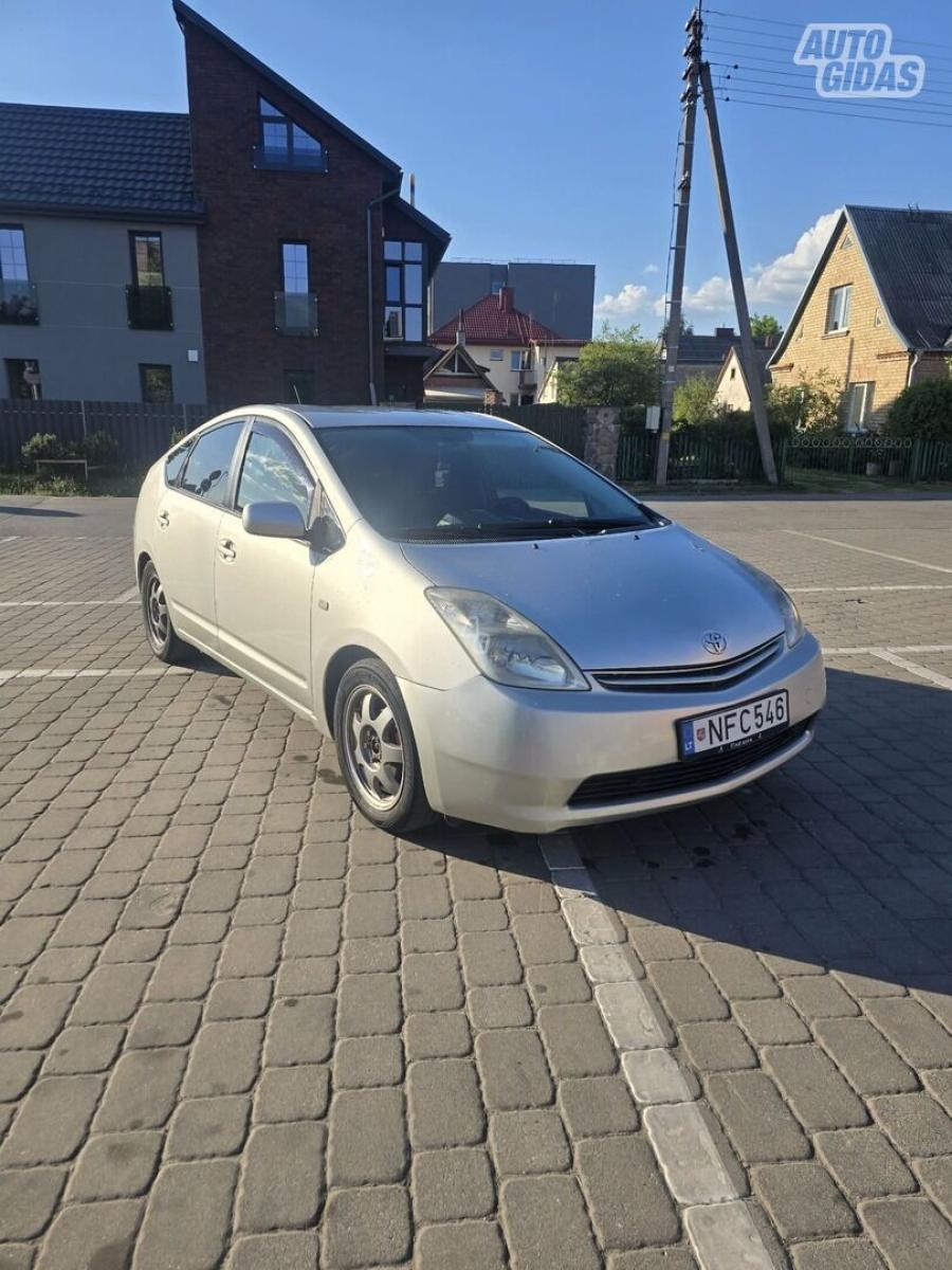 Pelēks Toyota Prius 2004 Panevēža, ar dzinēja tilpumu 1.50 L un nobraukumu 400 tūkst. km par 2200 €, foto 4 vietnē AUTOMOTO.COM.LV