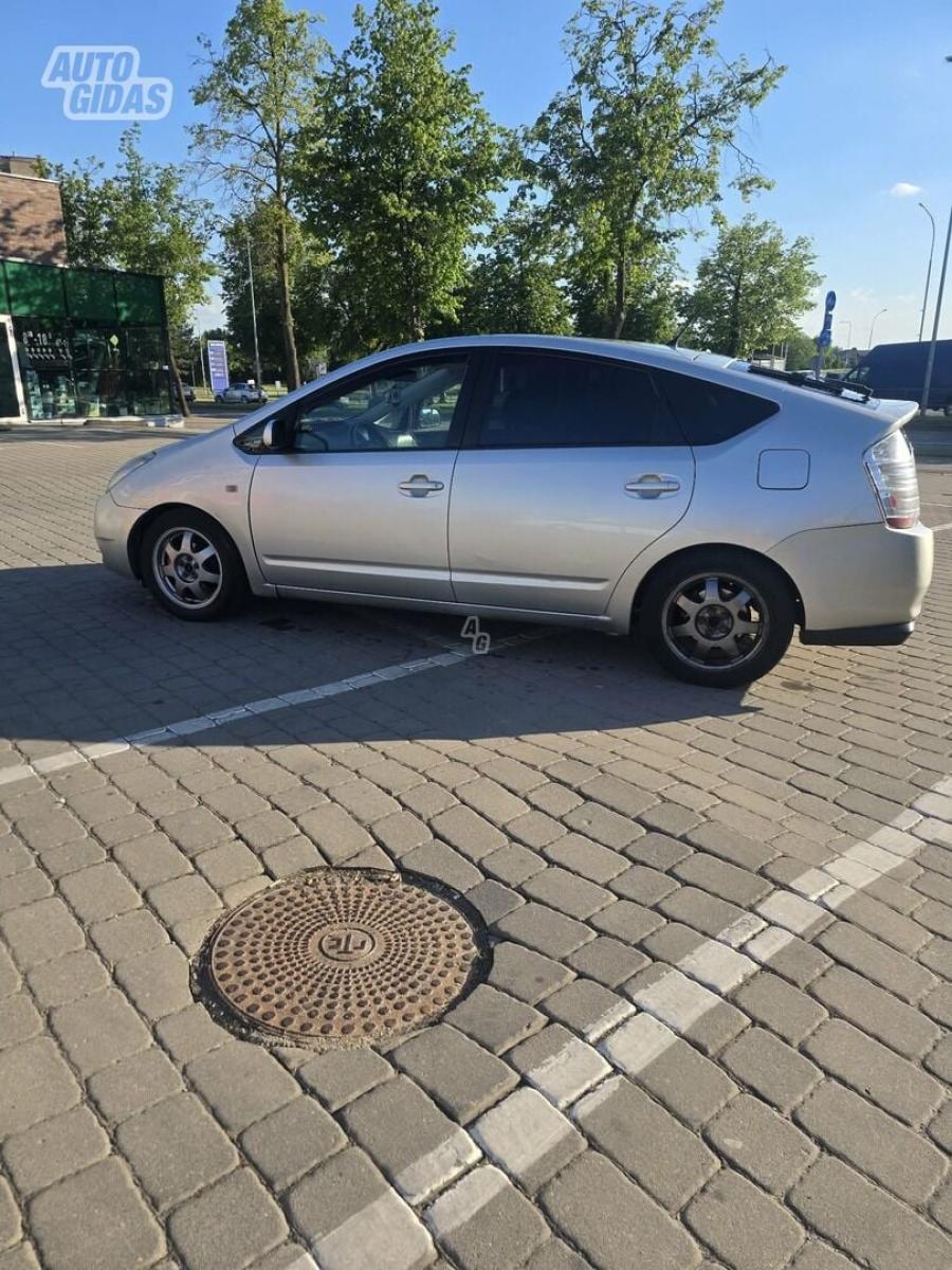Pelēks Toyota Prius 2004 Panevēža, ar dzinēja tilpumu 1.50 L un nobraukumu 400 tūkst. km par 2200 €, foto 6 vietnē AUTOMOTO.COM.LV