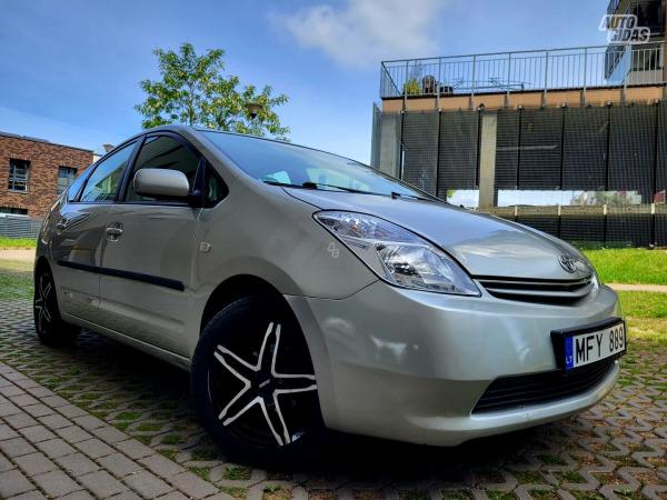 Grey Toyota Prius 2004 in Vilnius, with an engine capacity of 1.50 L and mileage of 261 thousand km for 3350 €, photo 1 on AUTOMOTO.COM.LV