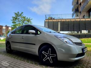 Pelēks Toyota Prius 2004 Viļņa, ar dzinēja tilpumu 1.50 L un nobraukumu 261 tūkst. km par 3350 €, foto 3 vietnē AUTOMOTO.COM.LV