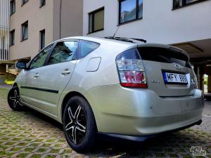 Pelēks Toyota Prius 2004 Viļņa, ar dzinēja tilpumu 1.50 L un nobraukumu 261 tūkst. km par 3350 €, foto 4 vietnē AUTOMOTO.COM.LV
